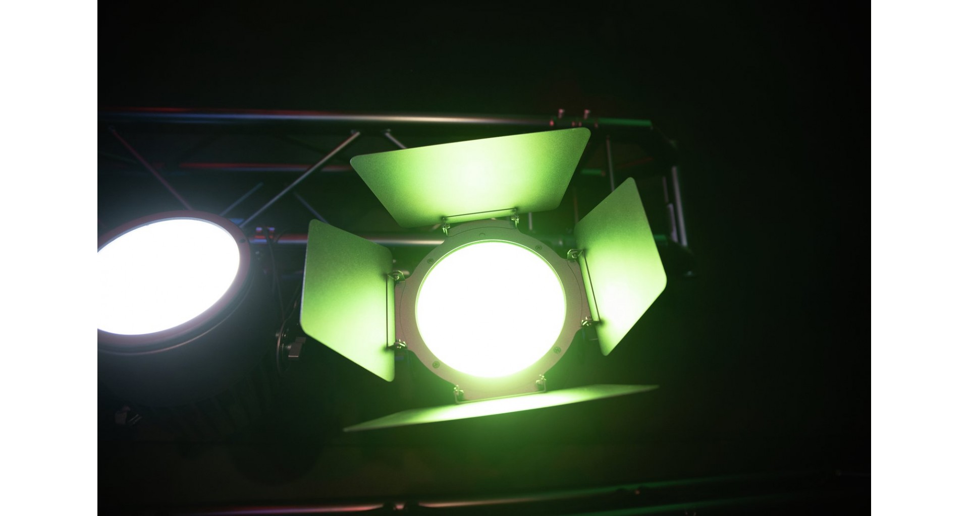 Eurolite LED Theatre COB 100 RGB+WW Proiector teatru - Zeedo Shop